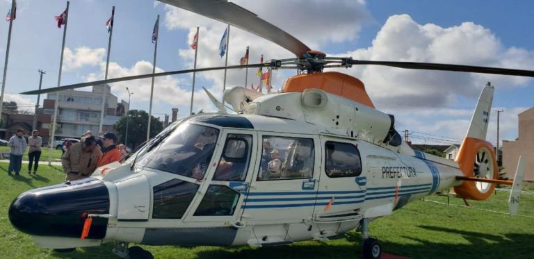 Helicóptero de Prefectura en medio de una plaza recibe visitas de ...